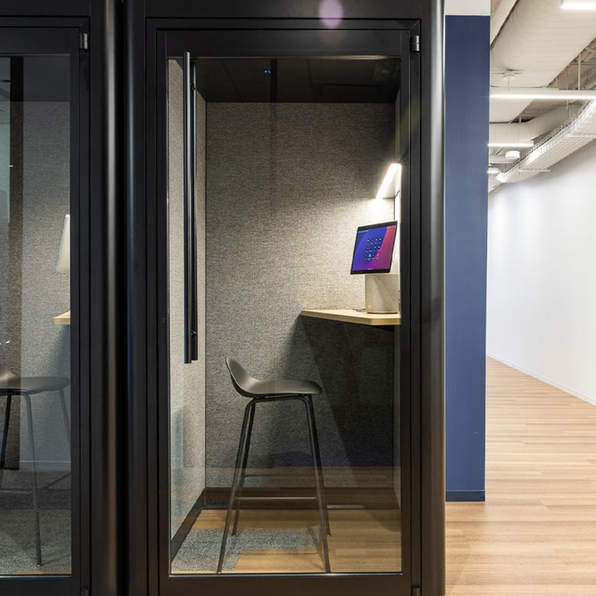 Cisco Desk Mini: 15" Video Collaboration Monitor